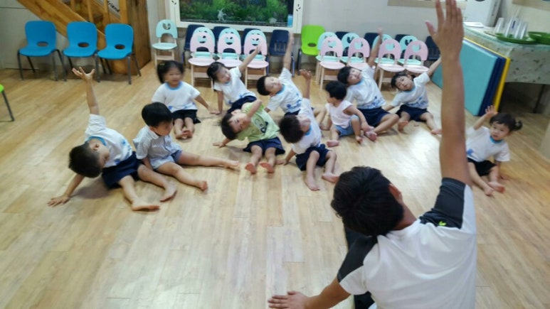 목동 바다의별 어린이집 놀이체육~ 유아체육교구 컵쌓기를 이용한 유아 레크리에이션 게임 네이버 블로그