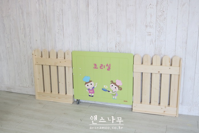 앤스나무세종푸르니어린이집안전문조리실안전문주방안전문주방안전울타리주방울타리안전문원목울타리나무울타리어린이집울타리