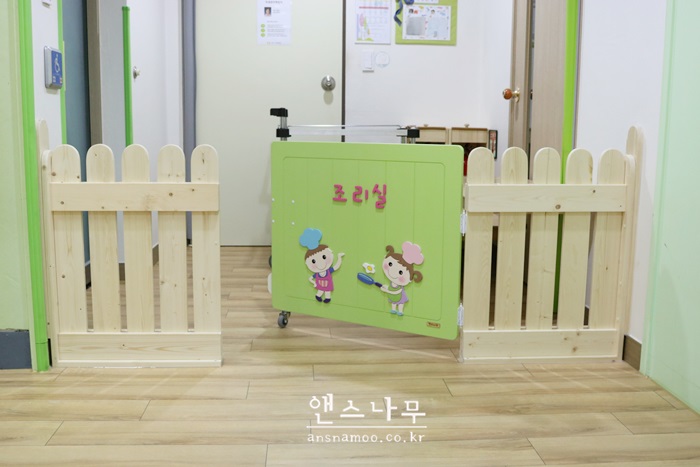 앤스나무세종푸르니어린이집안전문조리실안전문주방안전문주방안전울타리주방울타리안전문원목울타리나무울타리어린이집울타리