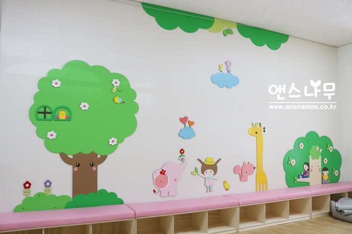 유치원환경구성환경꾸미기현관입구도서공간영역구성자작원목나무벽면장식교실가벽제작칸막이제작소파책꽂이벤치책진열대천장형명패